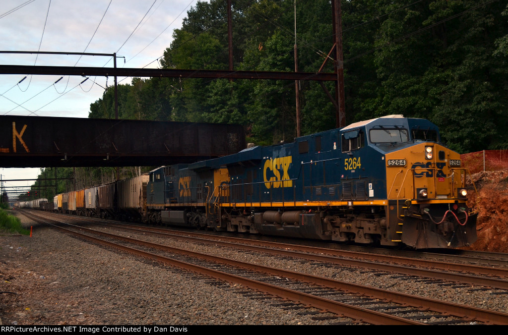 CSX ES40DC 5264 leads Q439-21